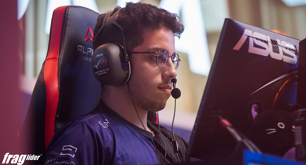 KSCERATO homenageia irmão no sticker do PGL Major - Fraglíder