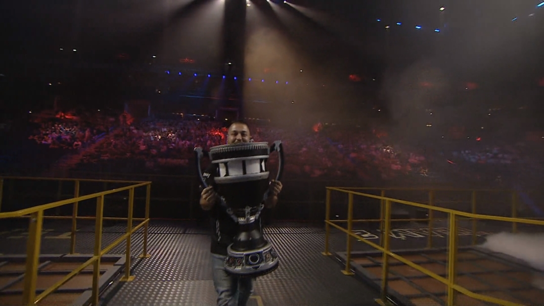 gob b apresenta troféu do Major StarLadder na cerimónia de abertura ...